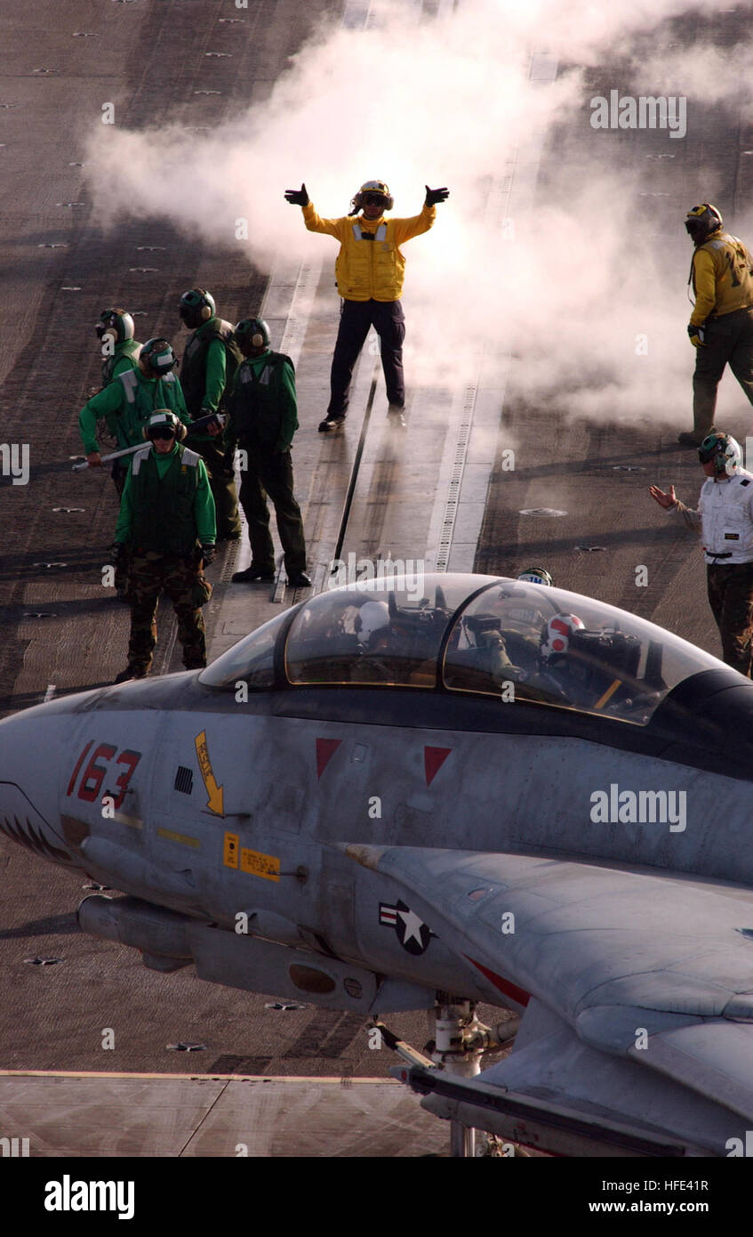 An Aviation Boatswain’s Mate directs an F-14D Tomcat from Fighter ...