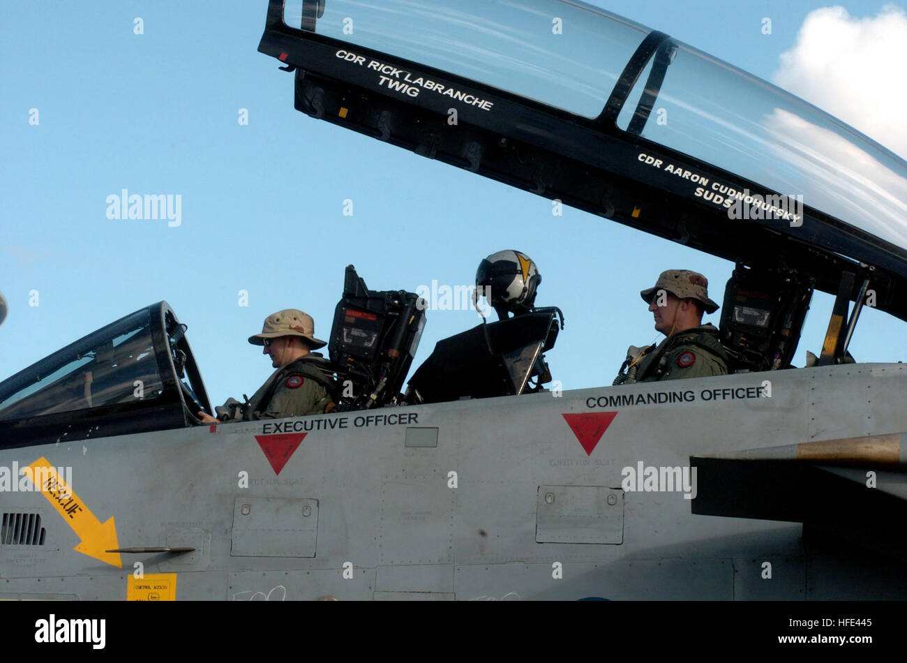 F 14 tomcat cockpit manned hi-res stock photography and images - Alamy