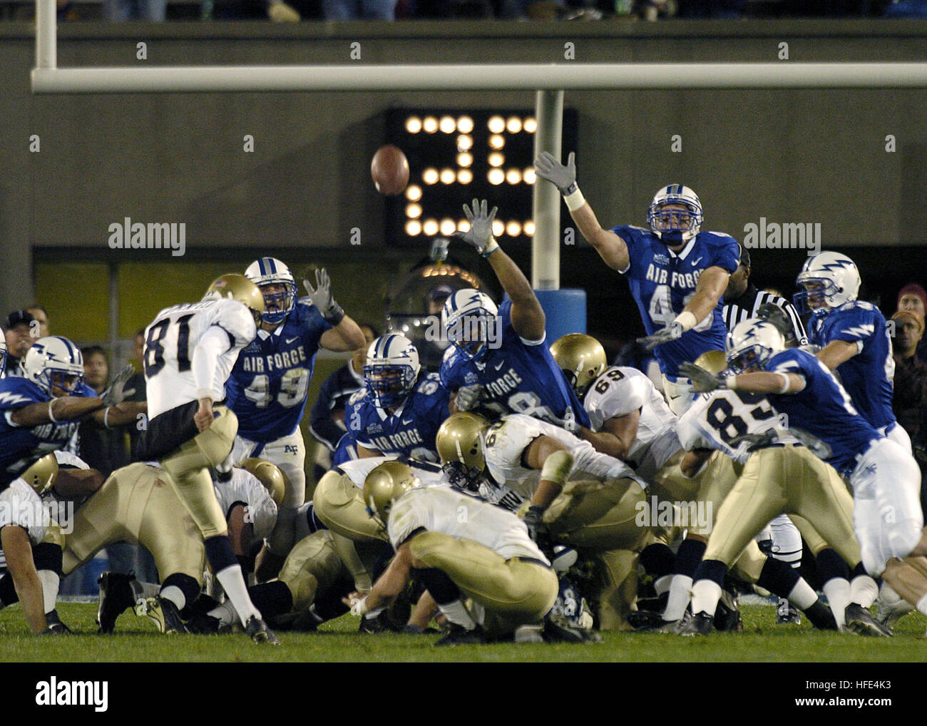 Navy football team hi-res stock photography and images - Alamy