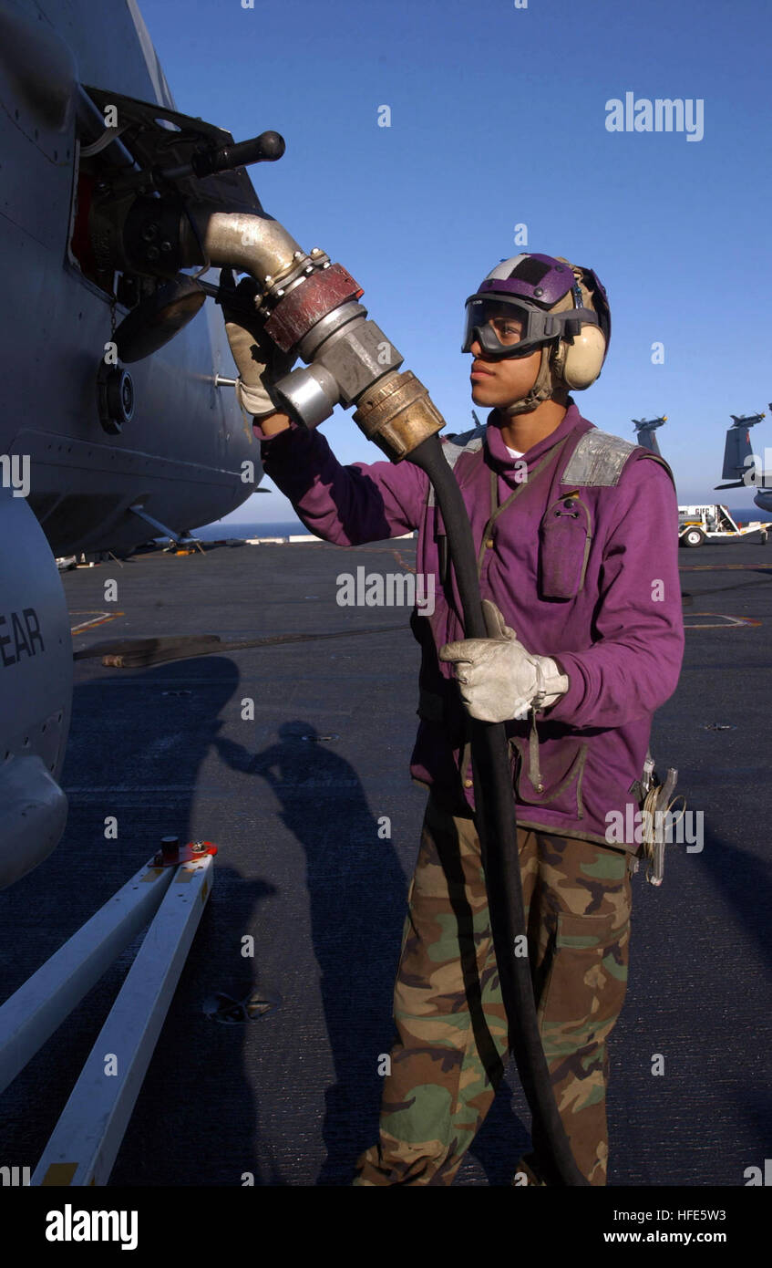 041114-N-2143T-016 Pacific Ocean (Nov. 14, 2004) - Aviation BoatswainÕs ...