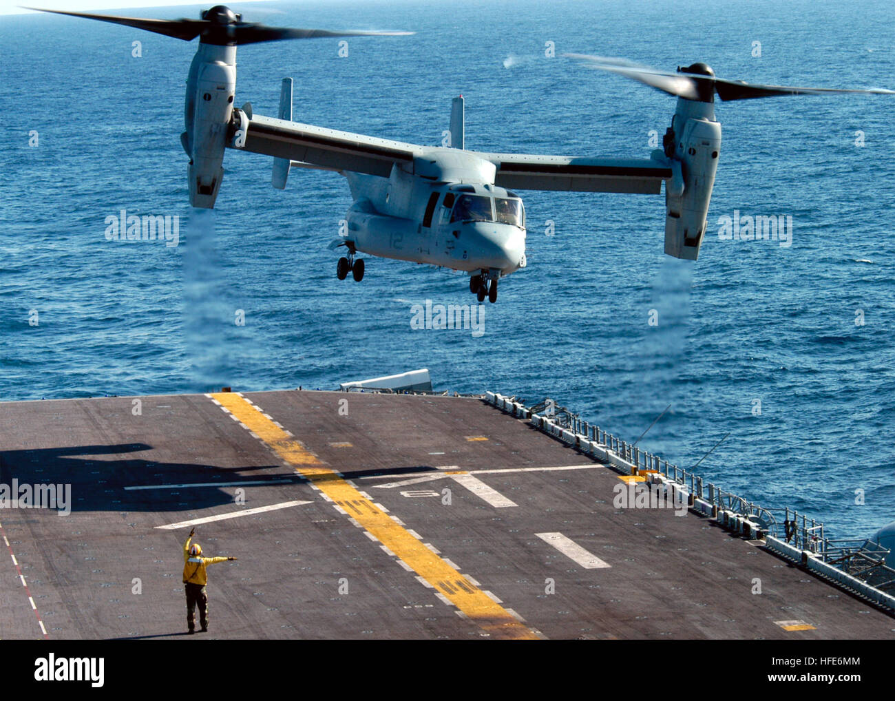 041208-N-7506R-029 Atlantic Ocean (Dec. 8, 2004) - A MV-22 Osprey ...