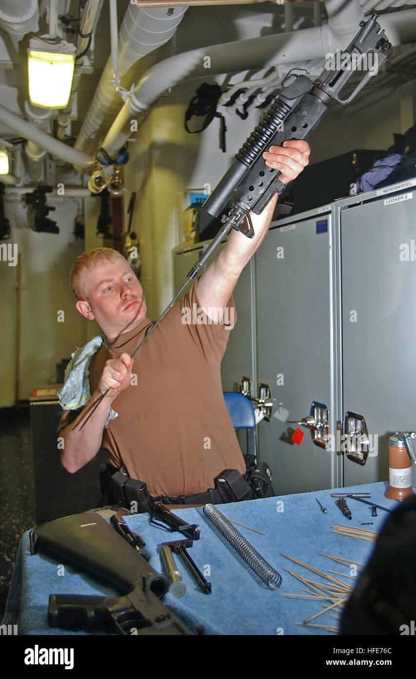 041228-N-6125G-038 Persian Gulf (Dec. 28, 2004) - Machinist Mate 2nd ...
