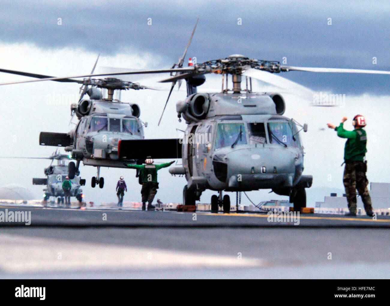 Sh 60 seahawk helicopters hi-res stock photography and images - Alamy