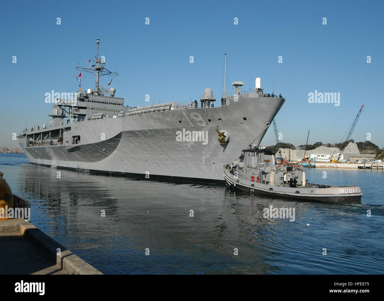USS Muskegon (YTB 763) maneuvers USS Blue Ridge (LCC 19) from the pier ...