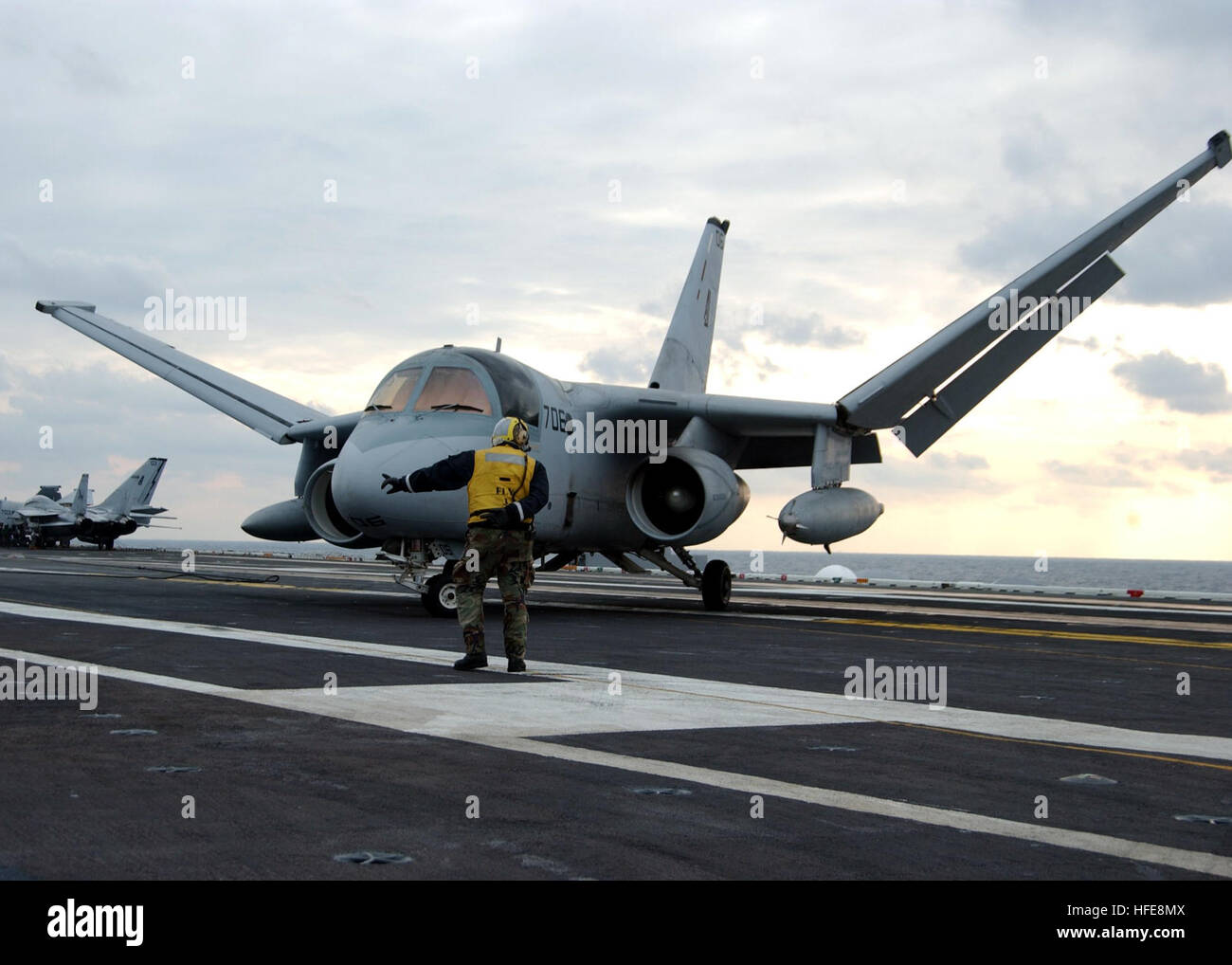 050120-N-2838C-002 Atlantic Ocean (Jan. 20, 2005) - An S-3B Viking ...