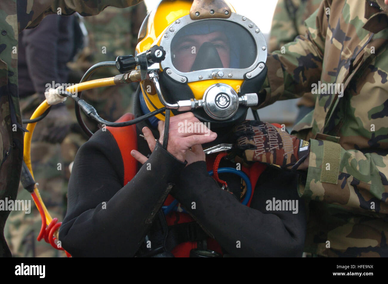 Uss grapple hi-res stock photography and images - Alamy
