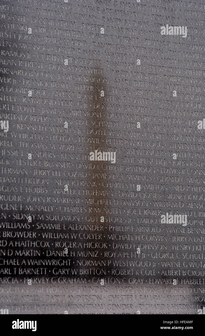 Washington monument reflected in vietnam war memorial hi-res stock ...