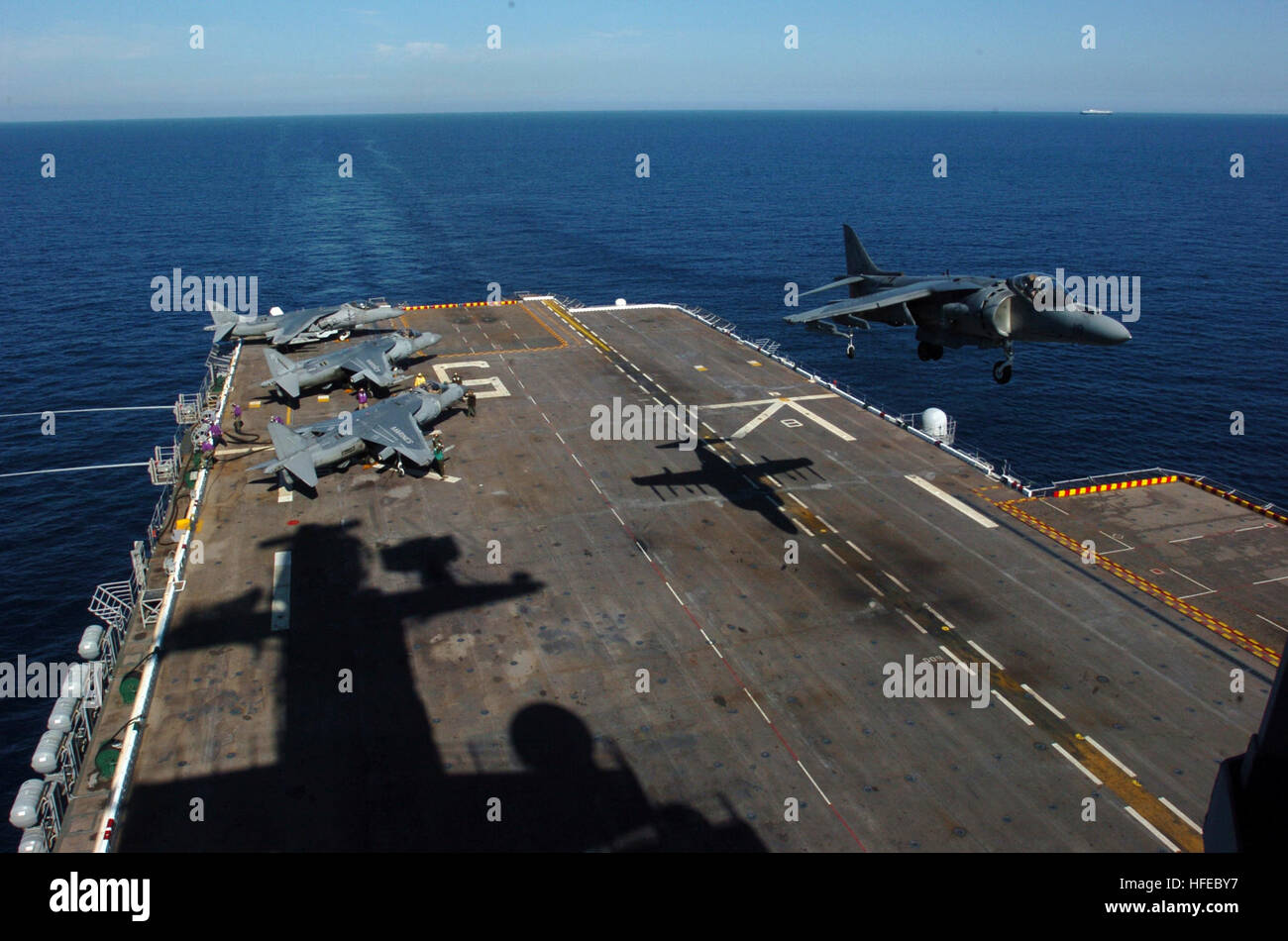 050406-N-9866B-023 Pacific Ocean (Apr. 6, 2005) - A Marine Corps AV-8B ...