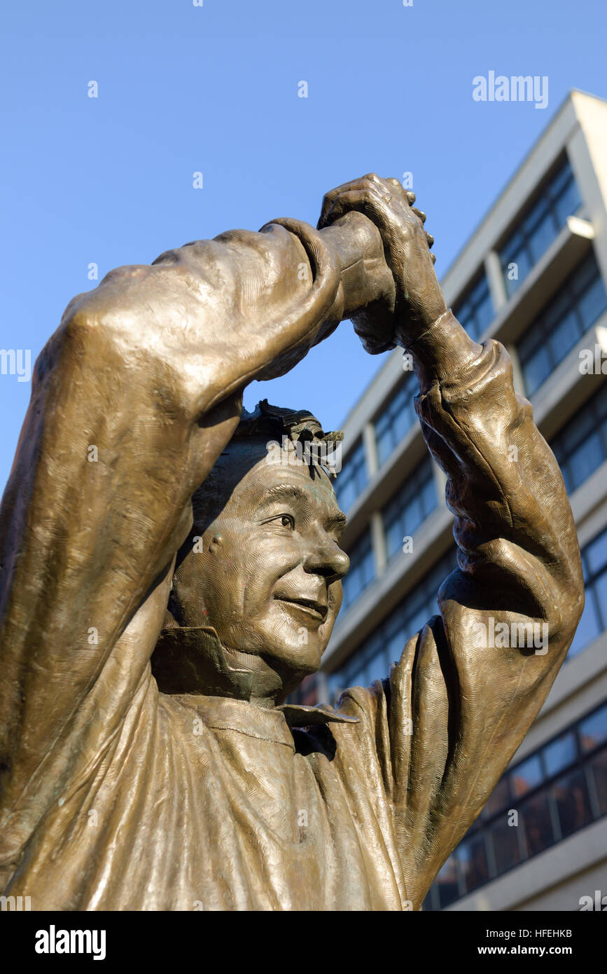 Brian Clough statue,Nottingham city centre,UK Stock Photo - Alamy