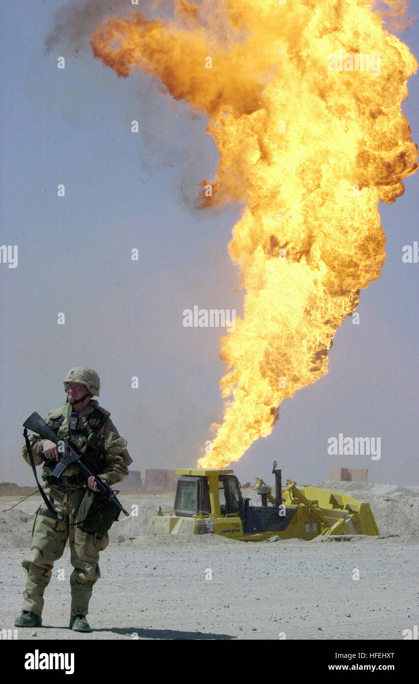 Oil wells set ablaze by iraqi forces hi-res stock photography and ...