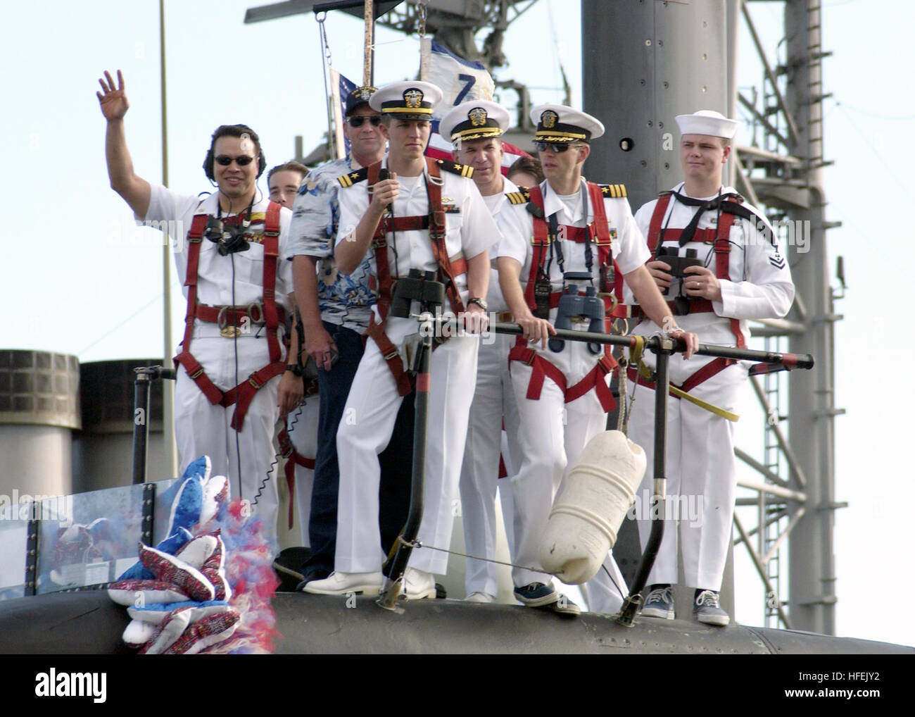 030424-N-5376G-023 Pearl Harbor, Hawaii (Apr. 24, 2003) -- Sailors ...