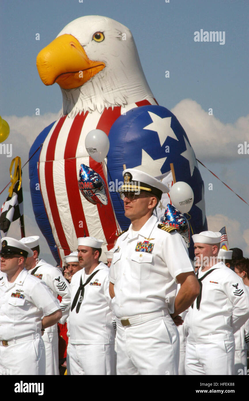 030506-N-6477M-014 Naval Station Everett, Wash. (May 6, 2003) -- Capt ...