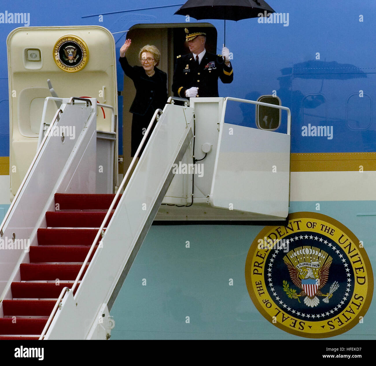 Nancy reagan ronald reagan casket High Resolution Stock Photography and ...
