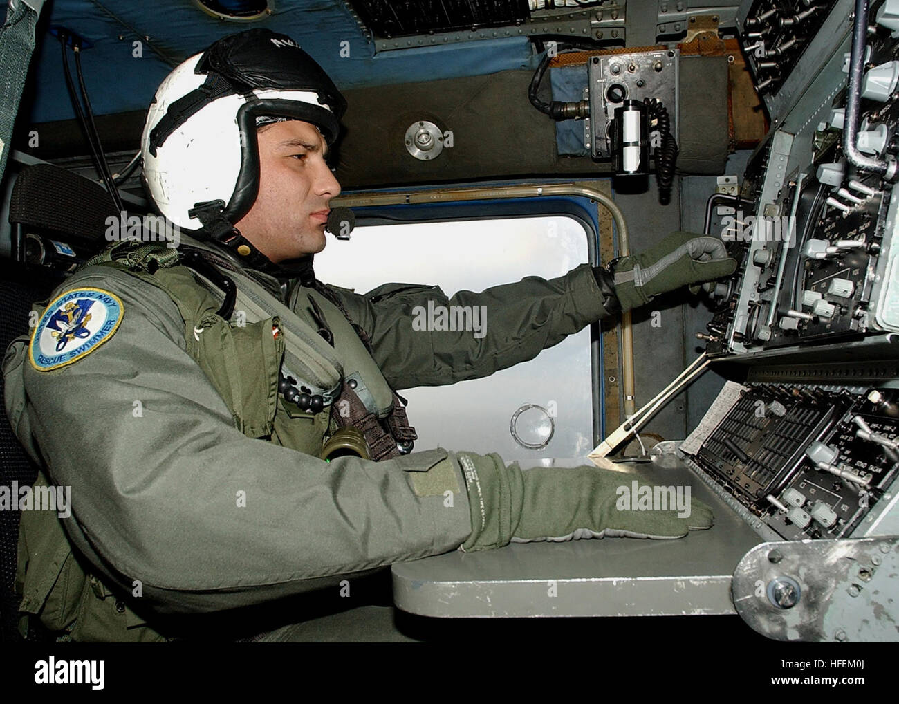 An SH-60B Seahawk from Light Helicopter Anti-Submarine Squadron 42 (HSL ...