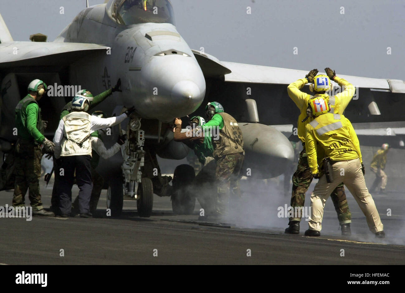 030701-N-9319H-007 The Arabian Gulf (Jul. 1, 2003) -- Flight deck ...