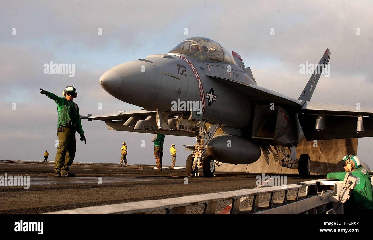 030807-N-7732W-022 Pacific Ocean (Aug. 7, 2003) -- Flight deck ...