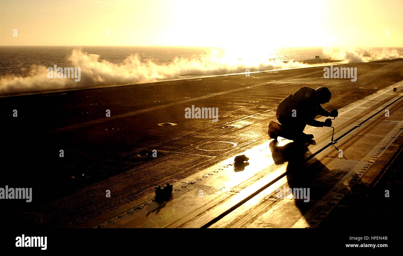 Steam catapult hi-res stock photography and images - Alamy