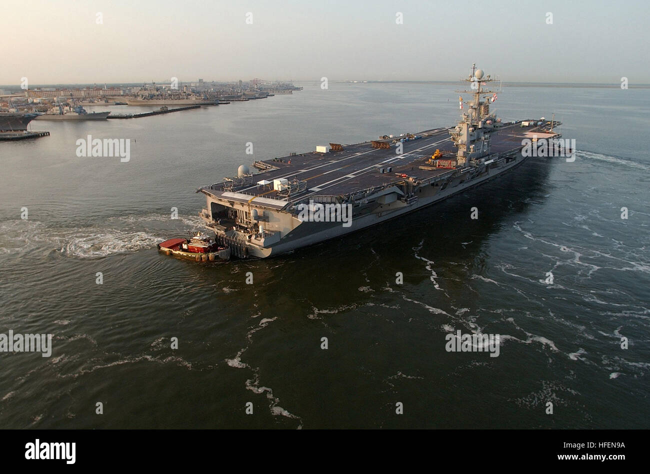 Norfolk naval shipyard hi-res stock photography and images - Alamy