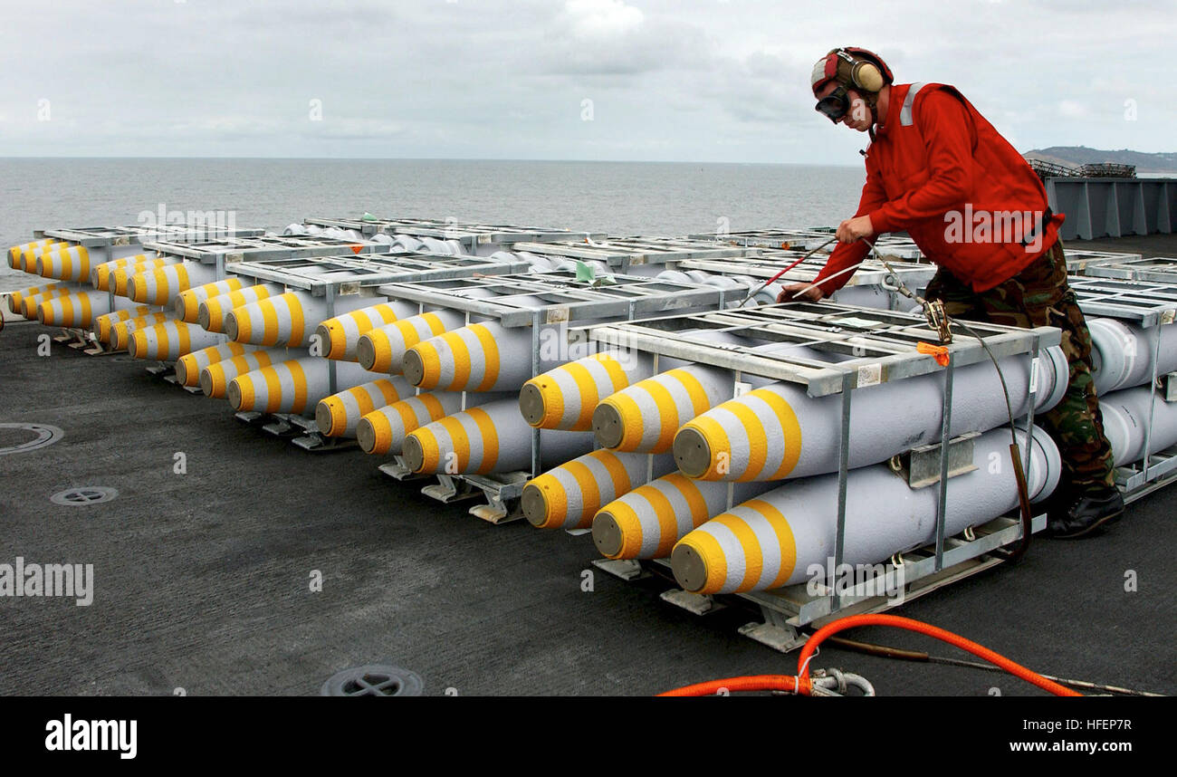 031003-N-6213R-333 Pacific Ocean (Oct. 3, 2003) -- An Aviation ...