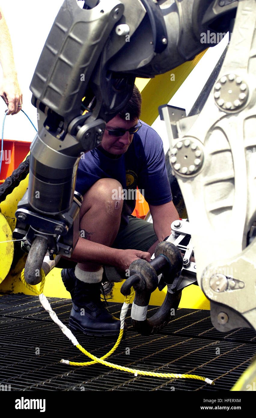 040426-N-7949W-005 Pacific Ocean (Apr. 26, 2004) - Senior Chief ...