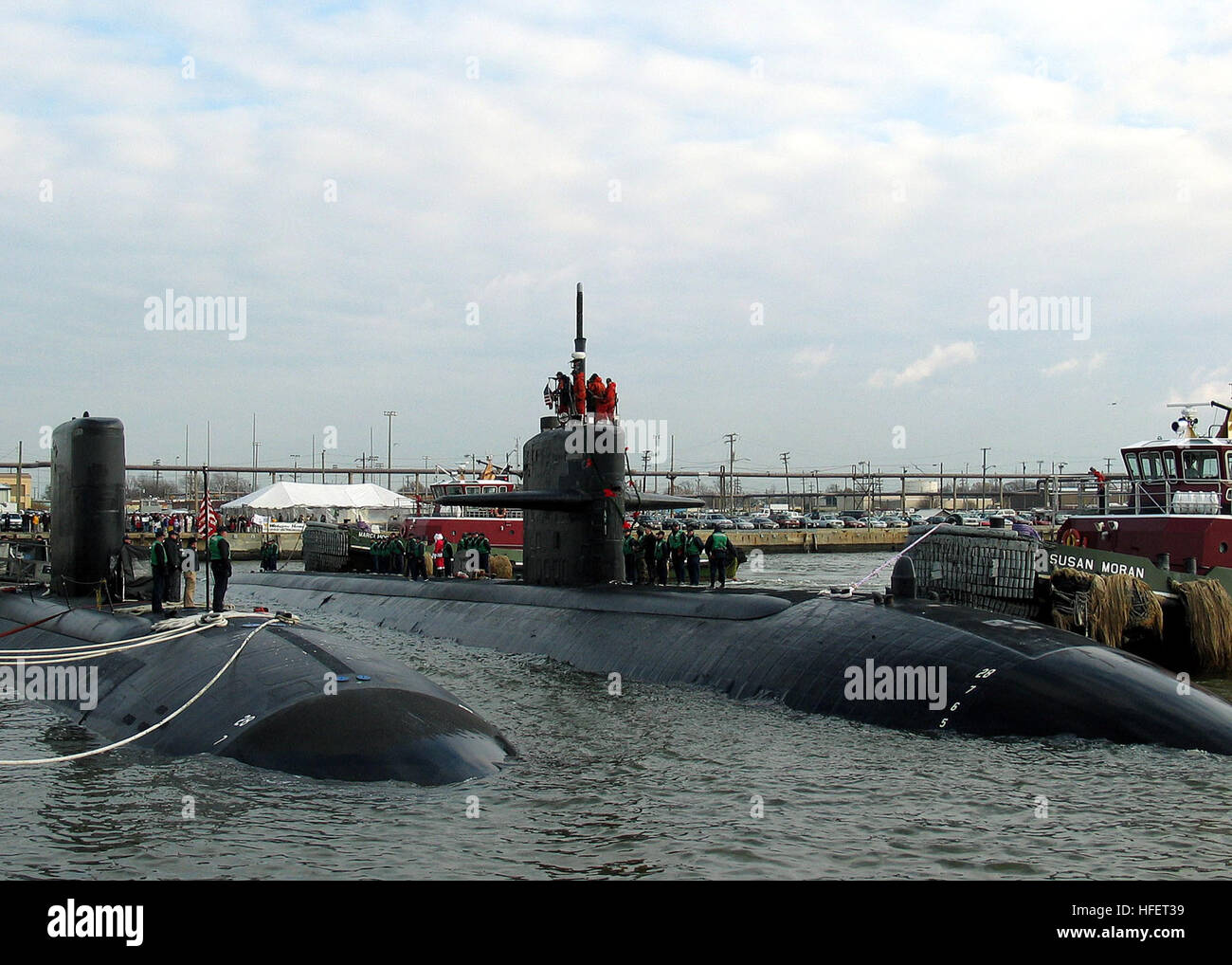 031219-N-2903K-004 Norfolk, Va. (Dec. 19, 2003) -- The Los Angeles ...