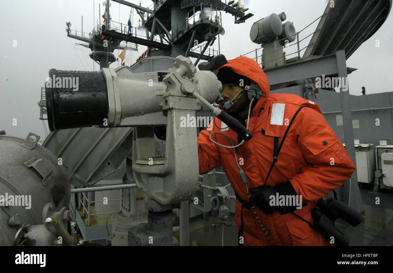 040109-N-6204K-004 Aboard USS Iwo Jima (LHD 7) Jan. 9, 2004 Ð Signalman ...