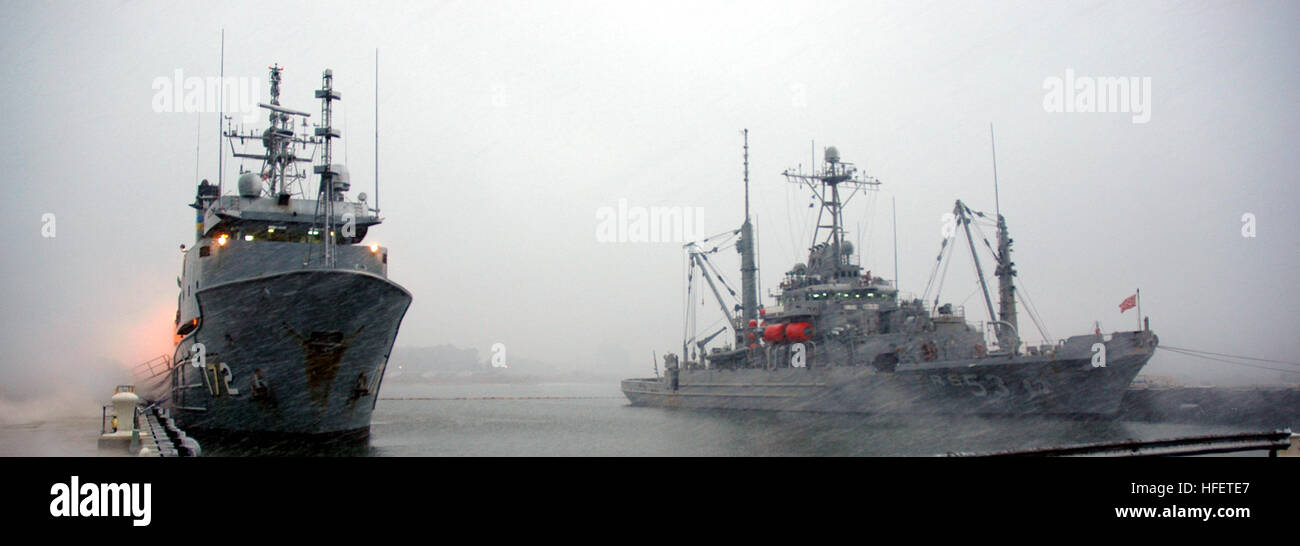Military sealift command fleet ocean tug usns apache t atf 172 hi-res ...