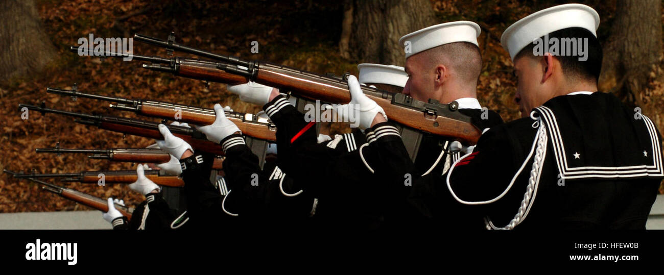 Us navy ceremonial guard hi-res stock photography and images - Alamy