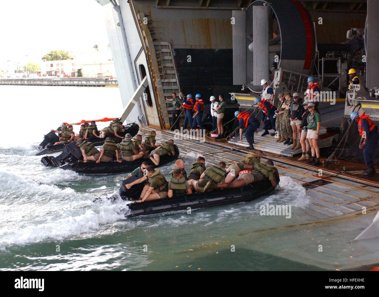 040417-N-0009S-001 Pearl Harbor, Hawaii (Apr. 17, 2004) - USS Boxer ...