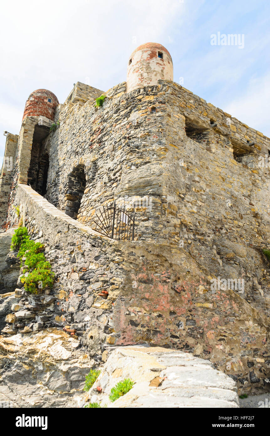 Castello dragonara hi-res stock photography and images - Alamy