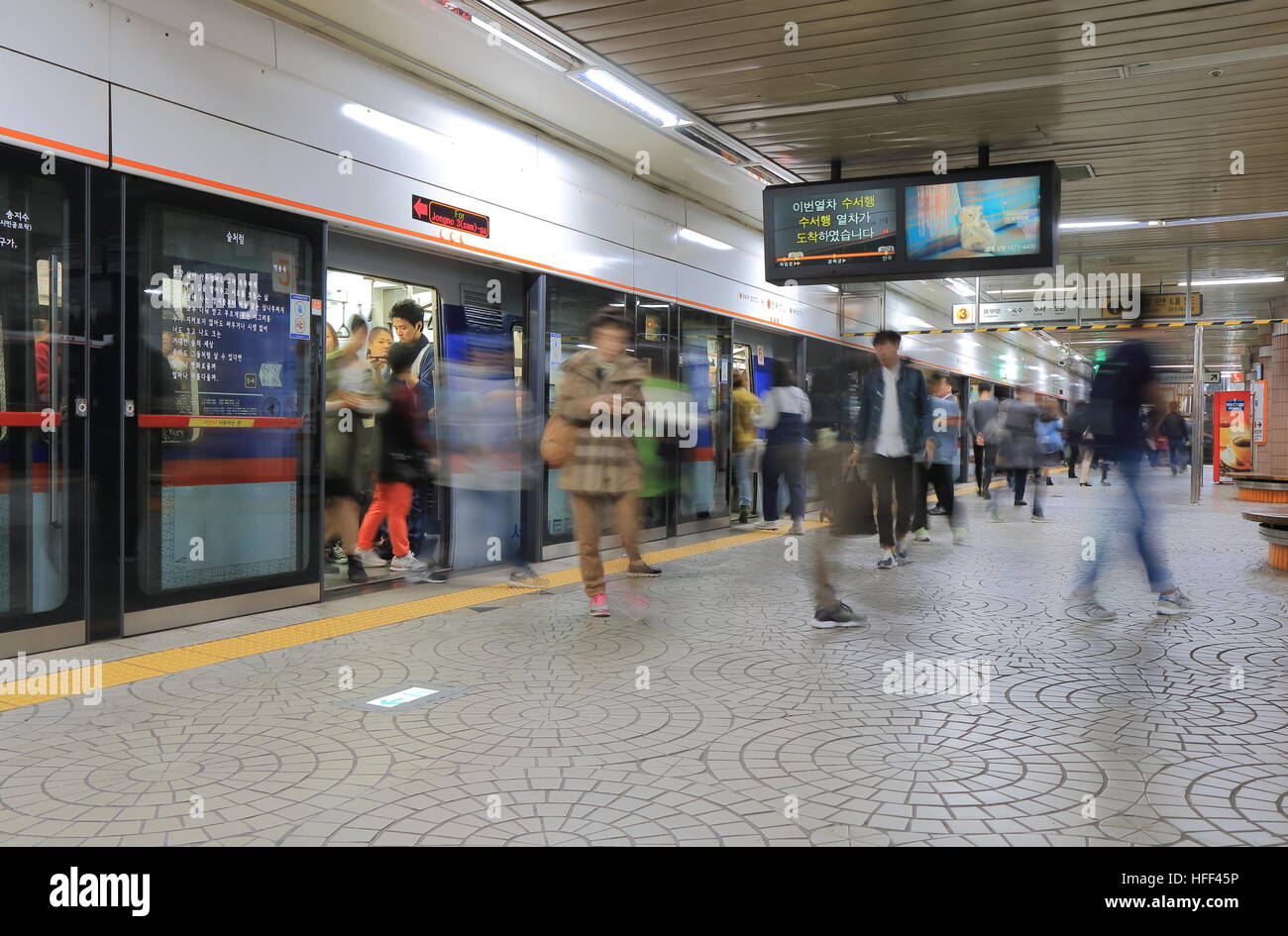 People commute by subway in Seoul South Korea Stock Photo - Alamy