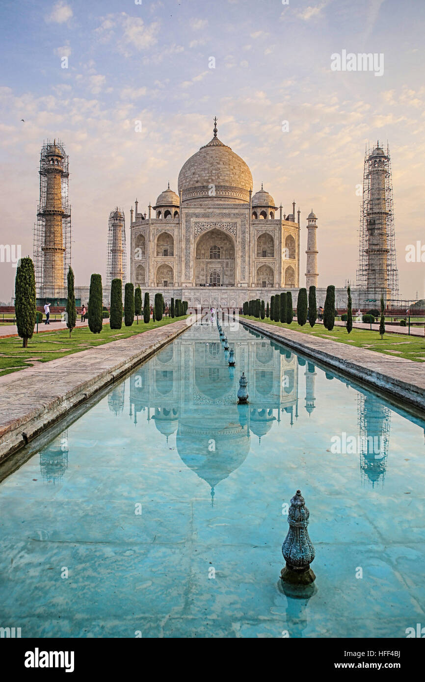Taj mahal sunset vertical hi-res stock photography and images - Alamy