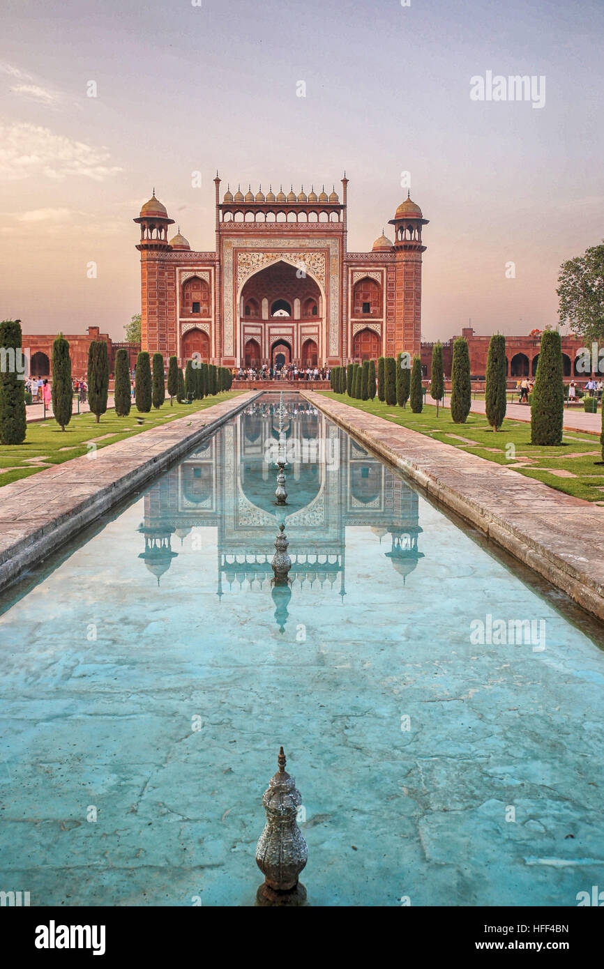 Taj mahal sunset vertical hi-res stock photography and images - Alamy