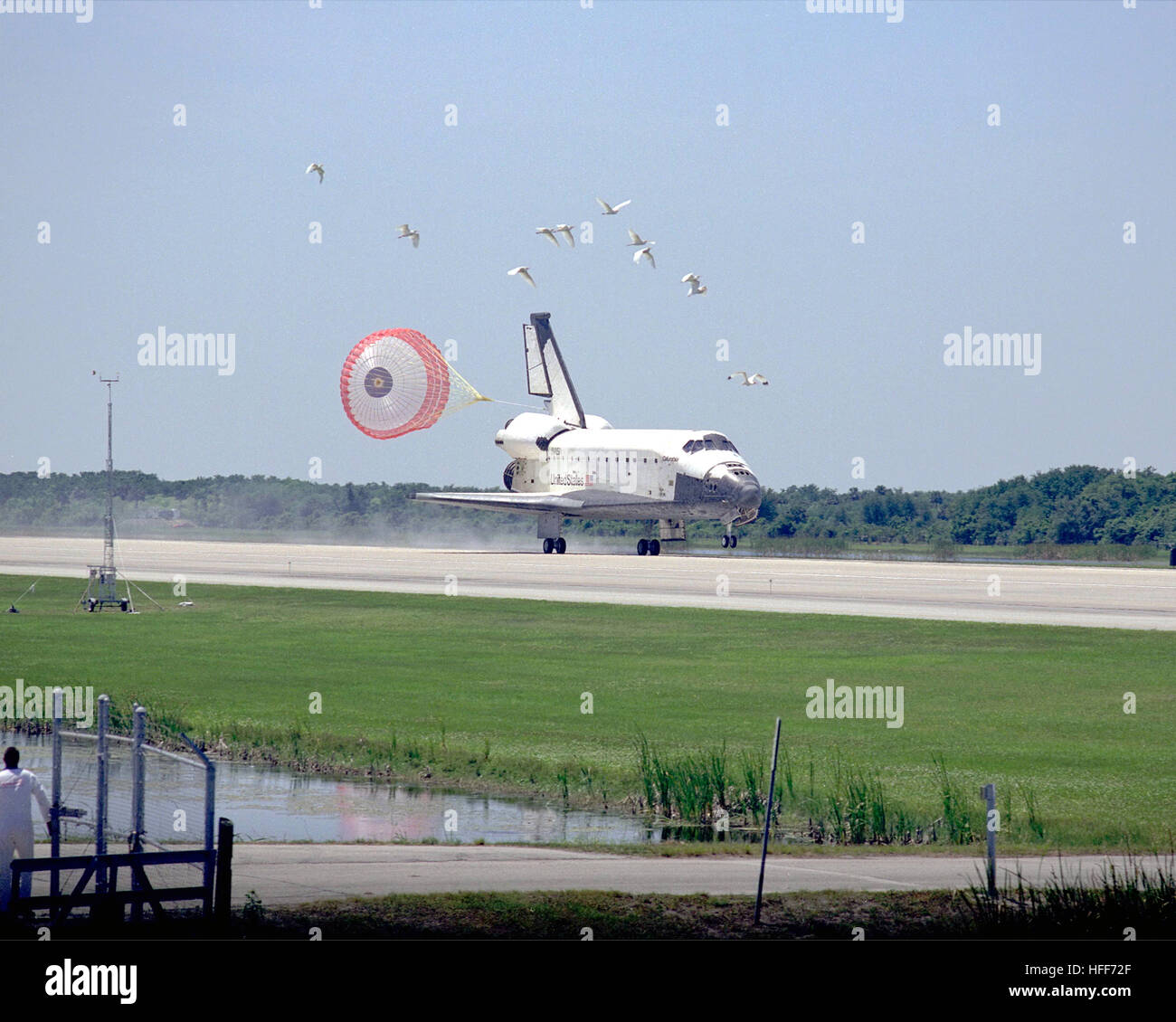 Sts 90 landing hi-res stock photography and images - Alamy