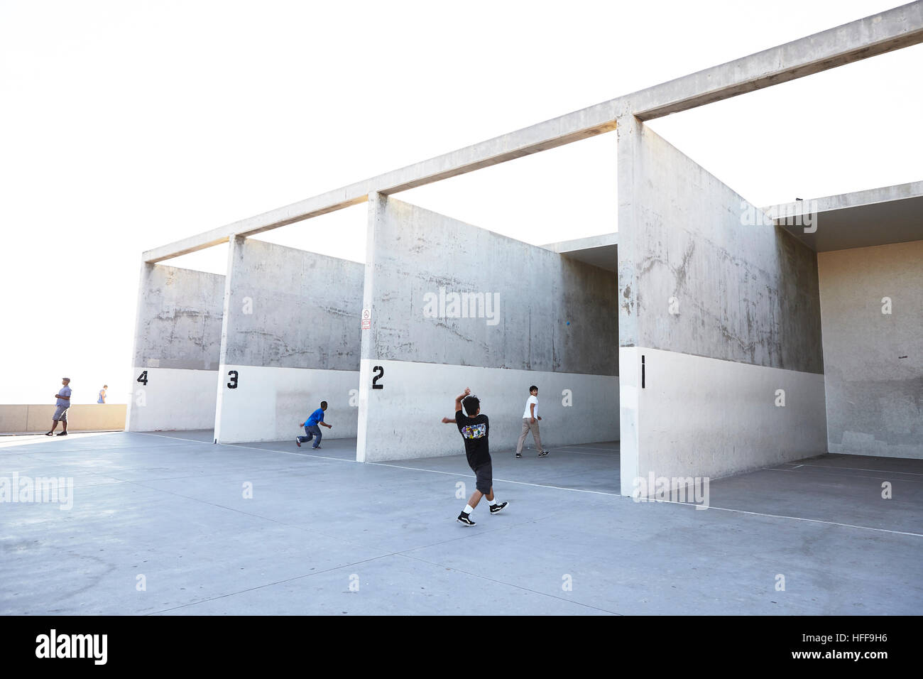 People playing handball at Venice beach recreation center, Los Angeles ...