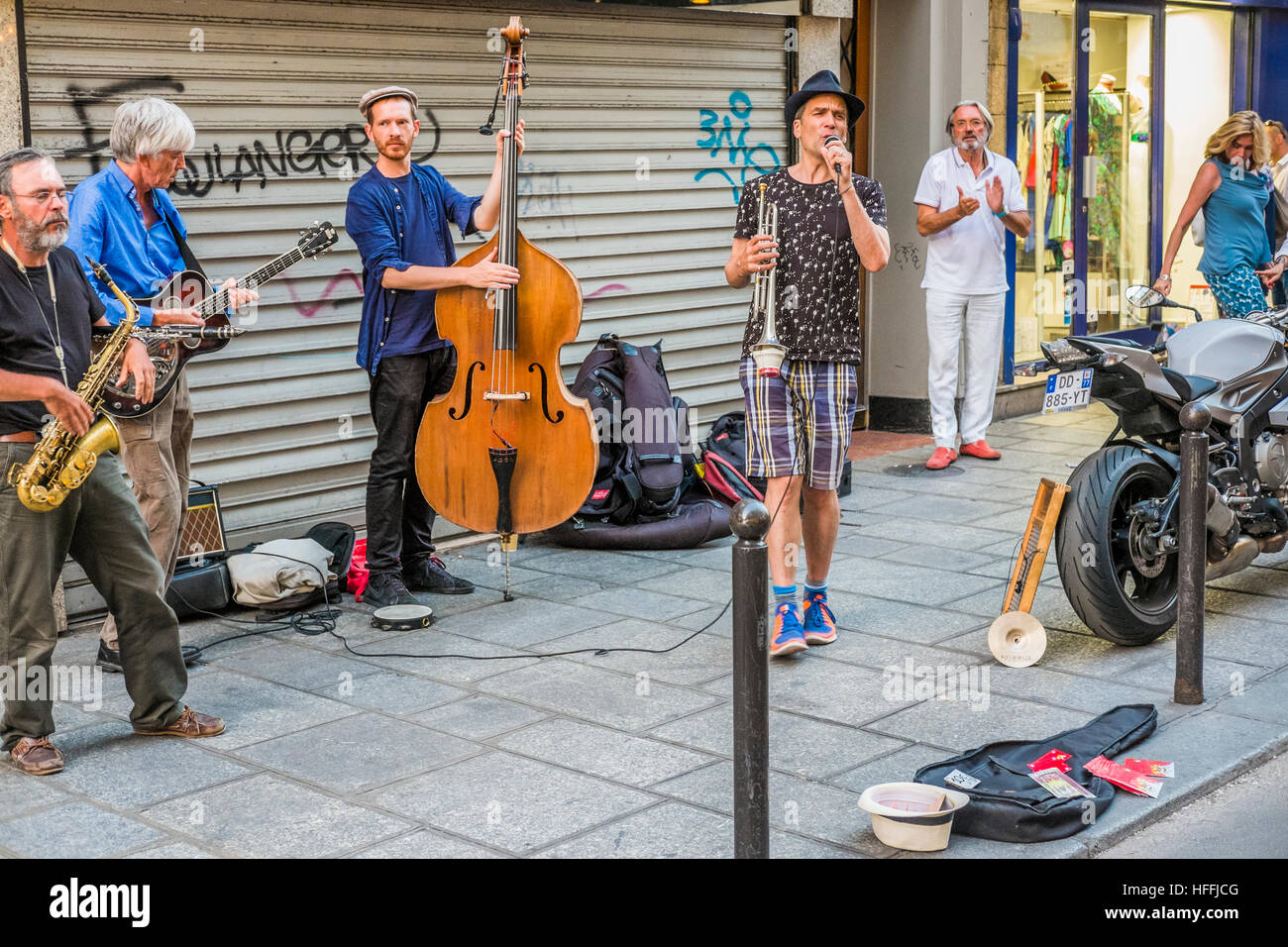 Street performers paris hi-res stock photography and images - Alamy