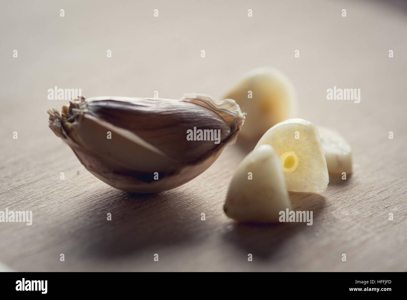 Close-up view at sliced garlic cloves and whole cloves Stock Photo - Alamy