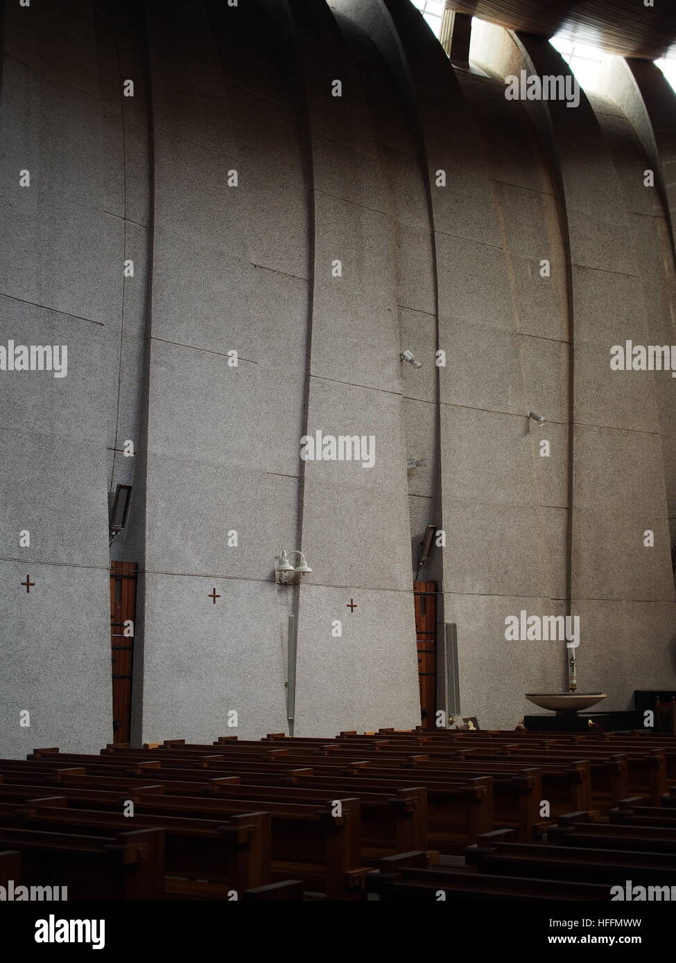 Curved concrete wall modernist church hi-res stock photography and ...