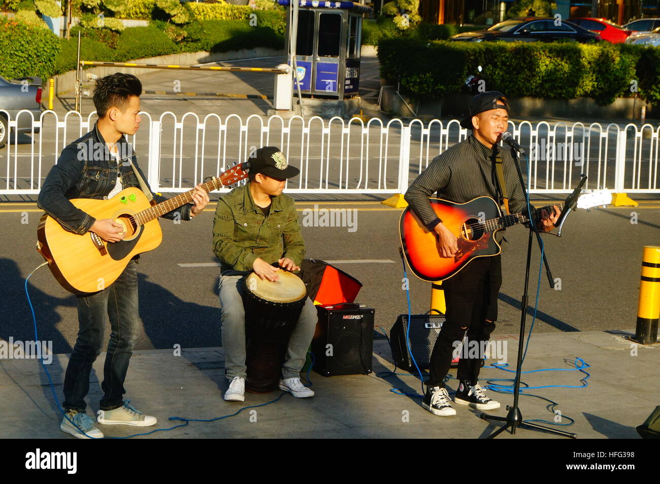 Street young people singing Stock Photo - Alamy