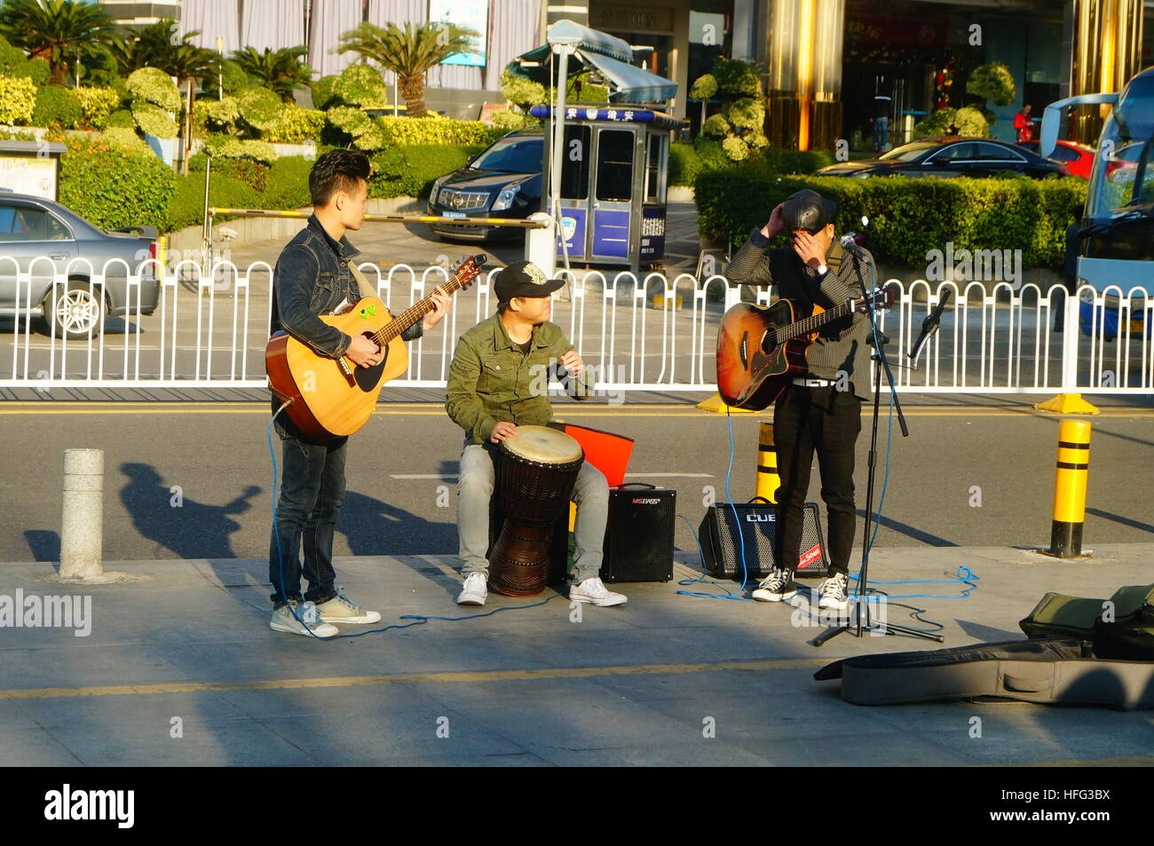 Street young people singing Stock Photo - Alamy