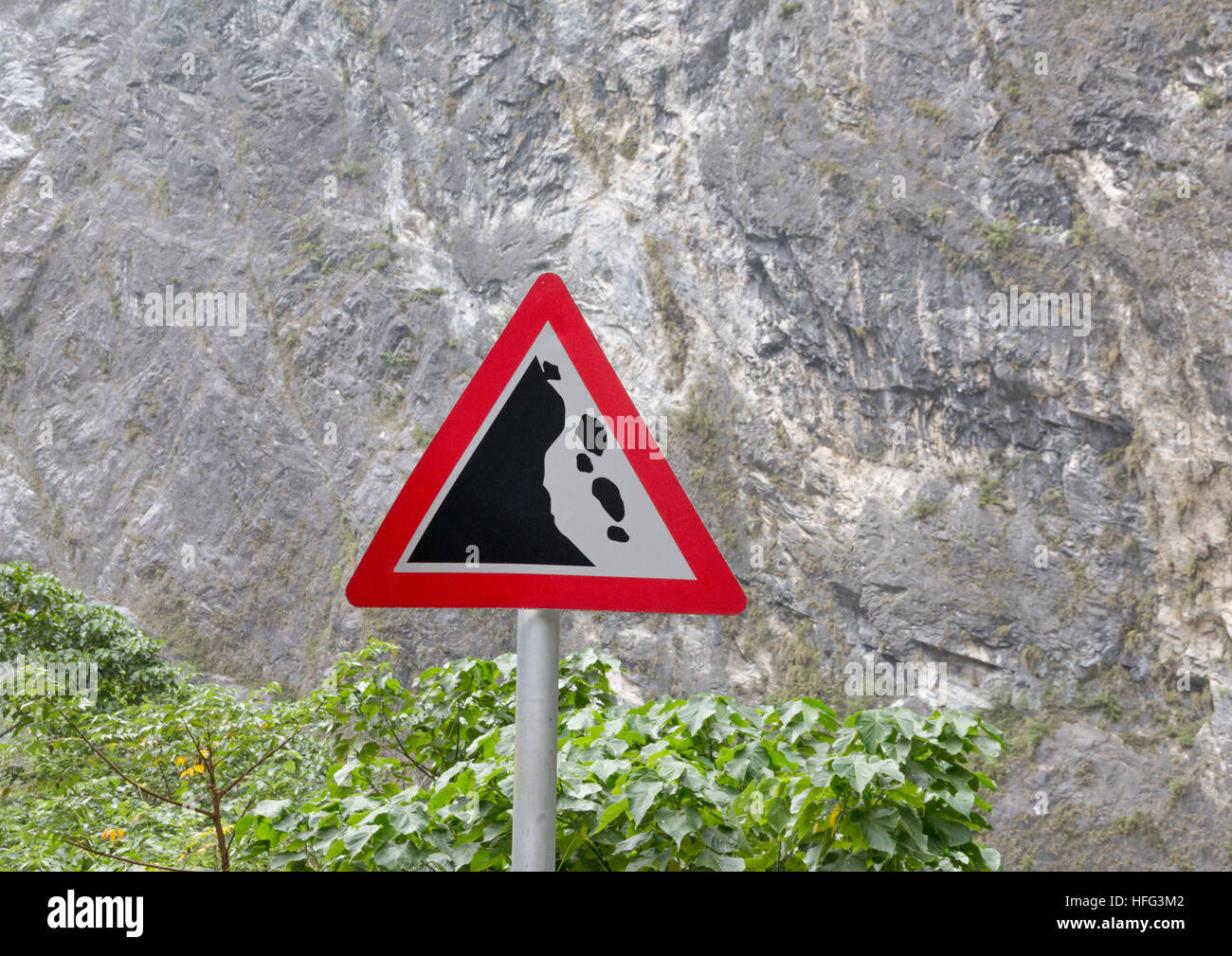 Falling rocks road sign road sign hi-res stock photography and images ...