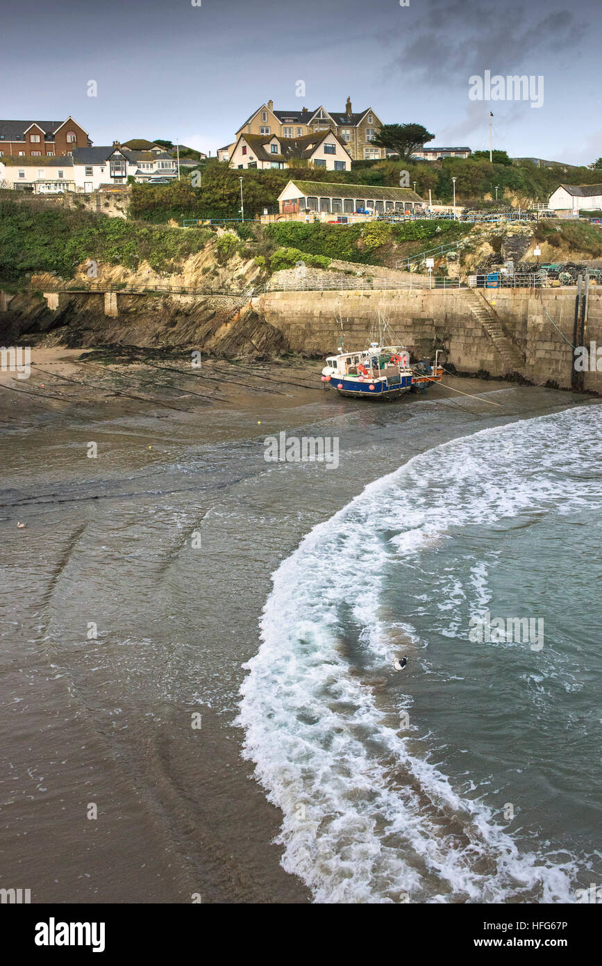 Incoming tide flooding into Newquay Harbour in Cornwall Stock Photo - Alamy