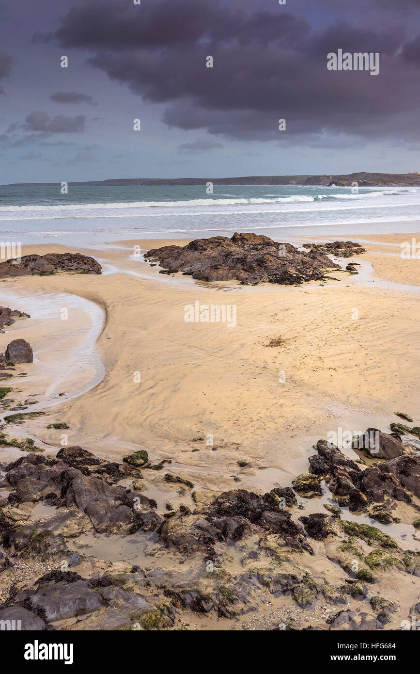An early morning incoming tide on Towan Beach in Newquay, Cornwall ...