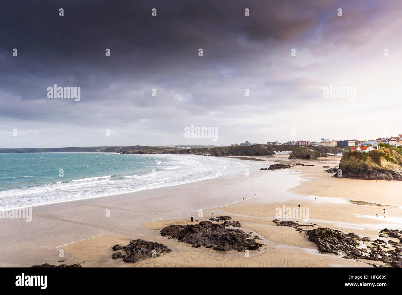 An early morning incoming tide on Towan Beach in Newquay, Cornwall ...