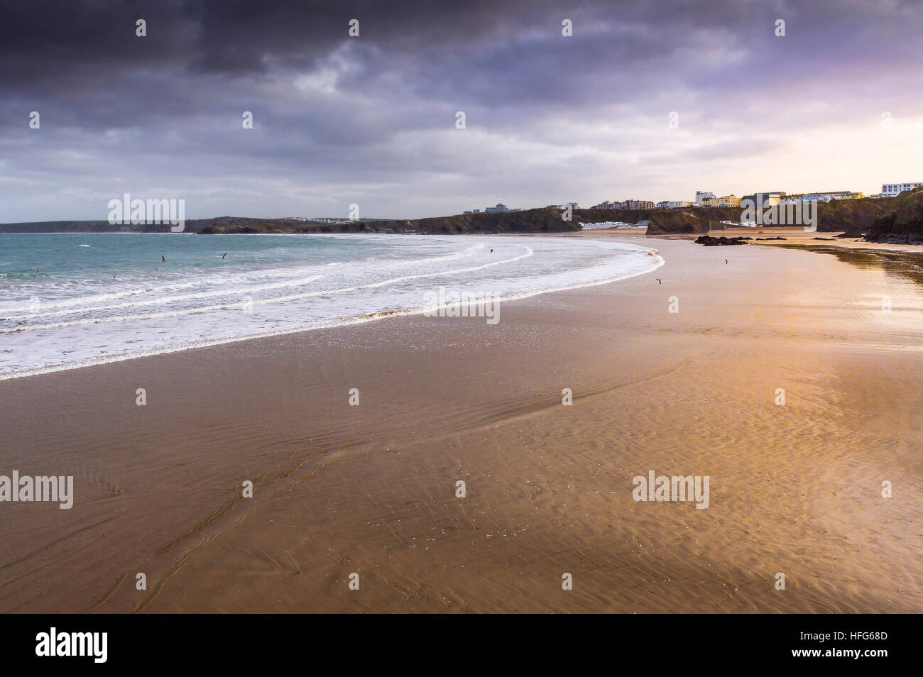 An early morning incoming tide on Towan Beach in Newquay, Cornwall ...