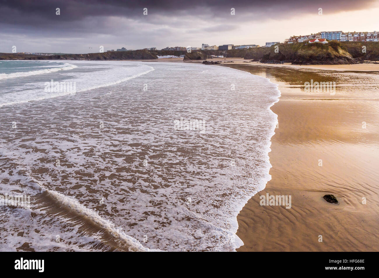 An early morning incoming tide on Towan Beach in Newquay, Cornwall ...