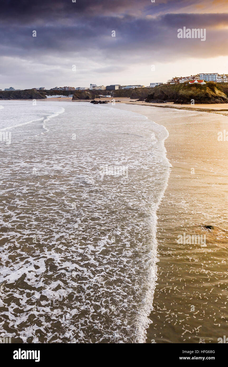 An early morning incoming tide on Towan Beach in Newquay, Cornwall ...