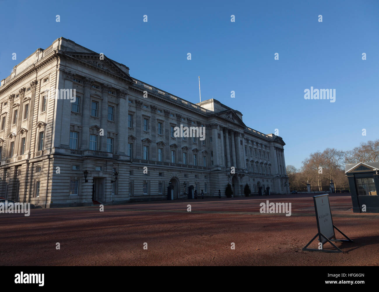 Buckingham palace queen elizabeth hi-res stock photography and images ...