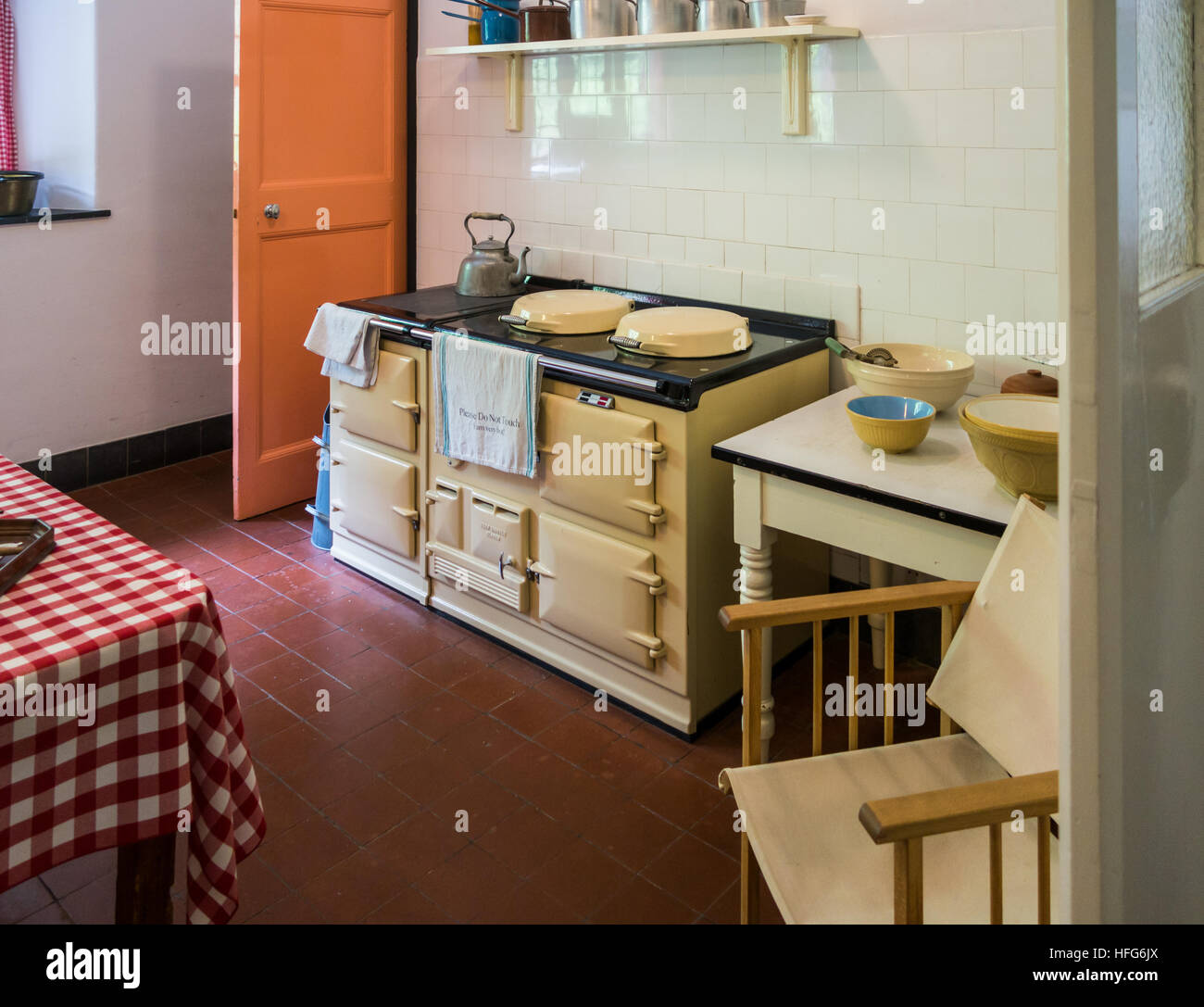 Farmhouse kitchen aga hi-res stock photography and images - Alamy
