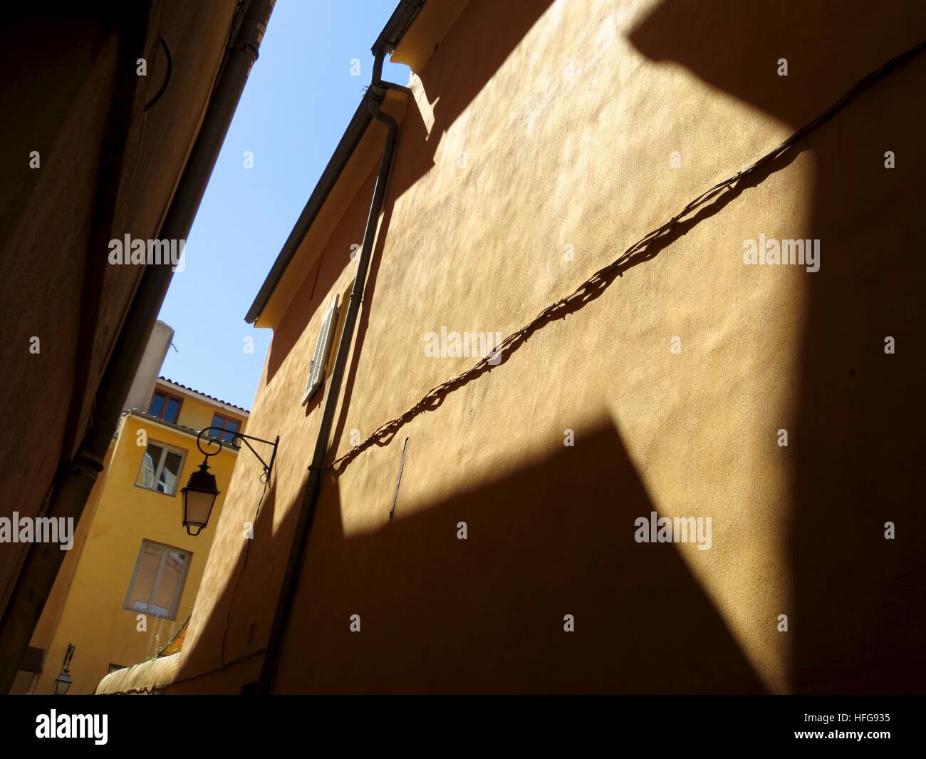 City shadow hi-res stock photography and images - Alamy
